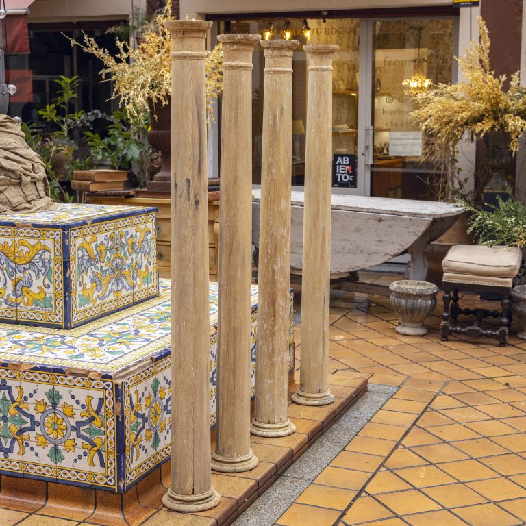 Conjunto de columnas de madera – Antigüedades El Jueves